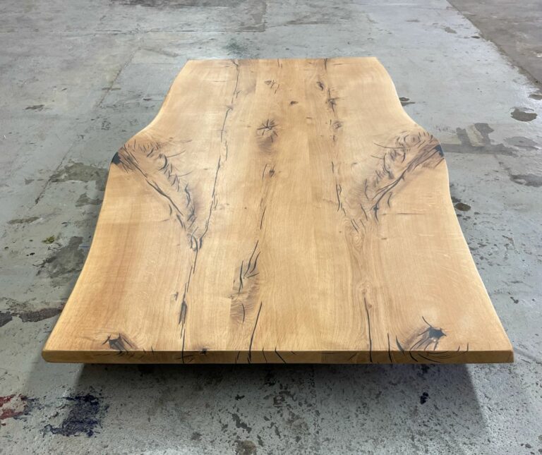 Tischplatten mit Baumkante – der Tisch direkt aus dem Wald